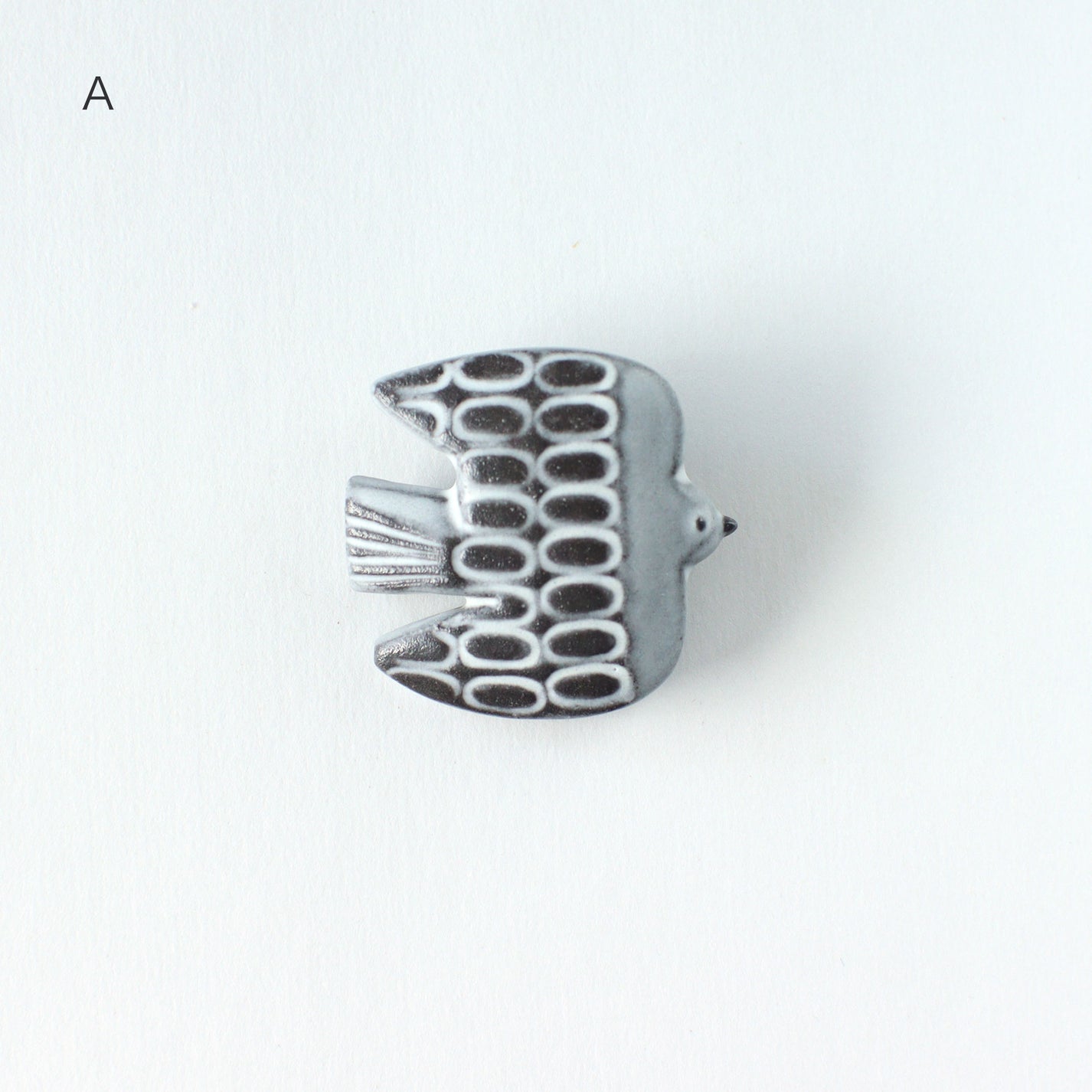 BIRD TILE BROOCH ＜WH/BK＞ – BIRDS' WORDS