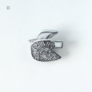 BIRD TILE BROOCH ＜WH/BK＞ – BIRDS' WORDS