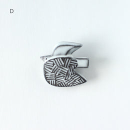 BIRD TILE BROOCH ＜WH/BK＞ – BIRDS' WORDS
