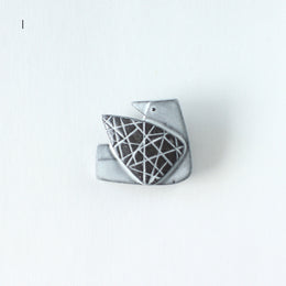 BIRD TILE BROOCH ＜WH/BK＞ – BIRDS' WORDS